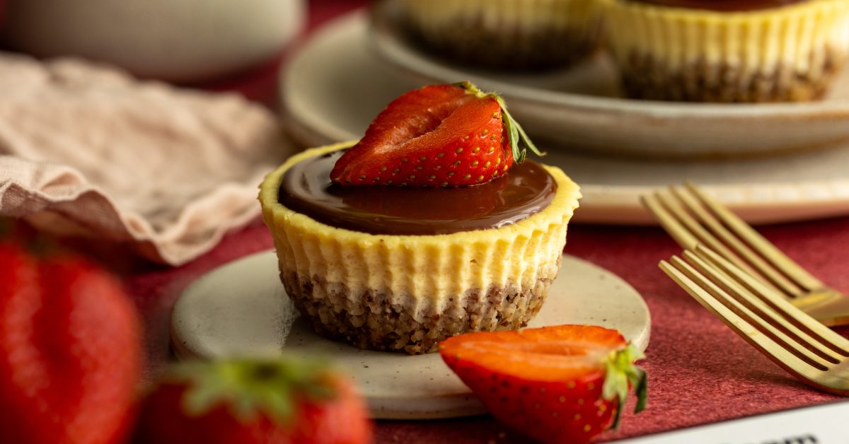 Fitness recept: Mini sajttorta csokimázzal - GymBeam Blog